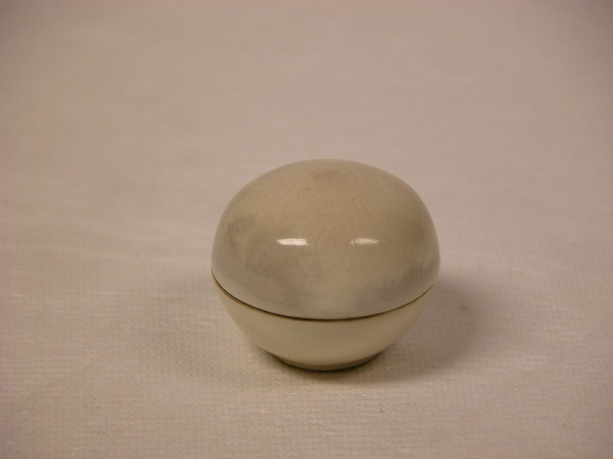 Rouge box with cover - China - Ming dynasty (1368–1644), Chenghua ...