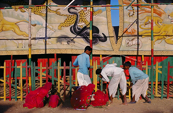 Raghubir Singh | Curious Villagers Outside a Circus, Pushkar, Rajasthan ...